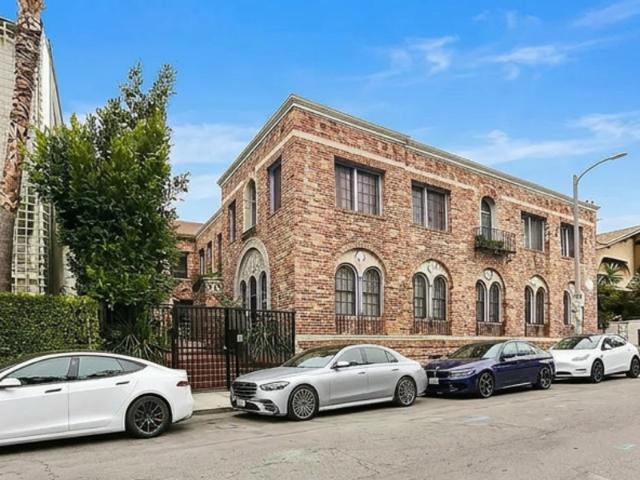 Studio Apartment for Rent at 21 Westminster Ave, Los Angeles, CA 90291 Venice