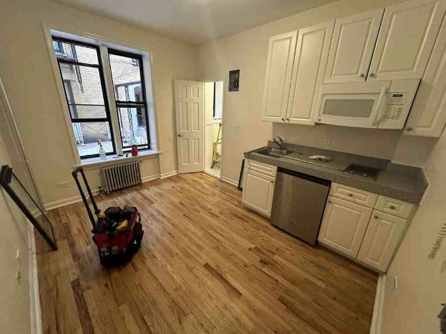 Studio Apartment for Rent at 305 W 45th St, New York, NY 10036 Hell's Kitchen