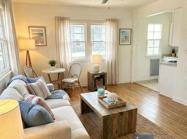 Studio Apartment for Rent at 4109 East Ocean Boulevard #7, Long Beach, CA 90803 Belmont Shore