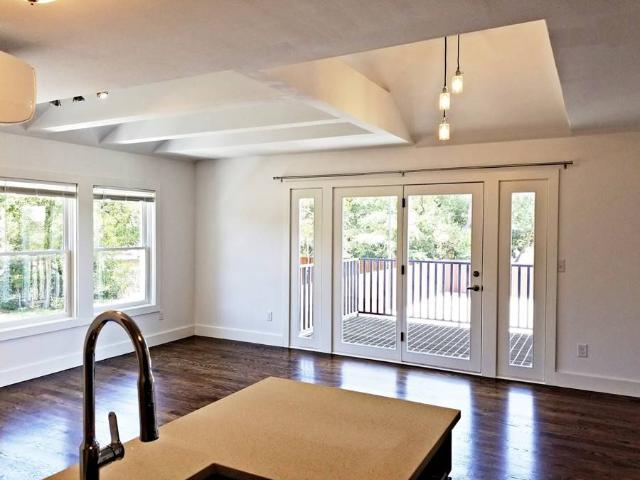 Studio Apartment for Rent at 4300 Junius St #B, Dallas, TX 75246 Peak's