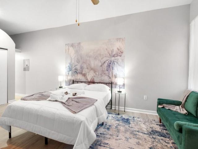 Studio Apartment for Rent at 712 S 19th St #1, Philadelphia, PA 19146 Graduate Hospital