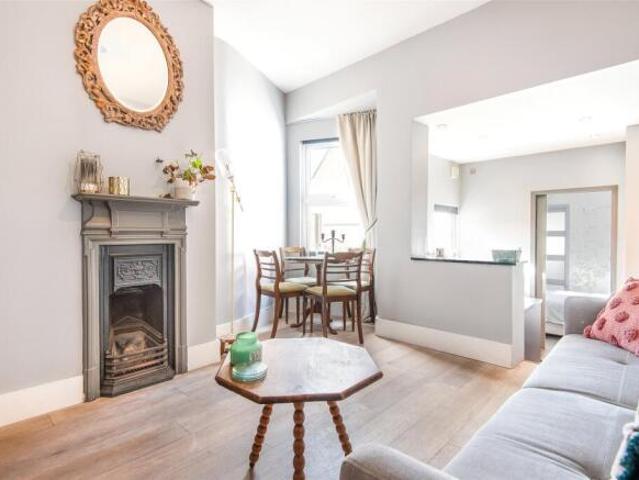 Studio apartment for rent in Medfield Street, LONDON, SW15