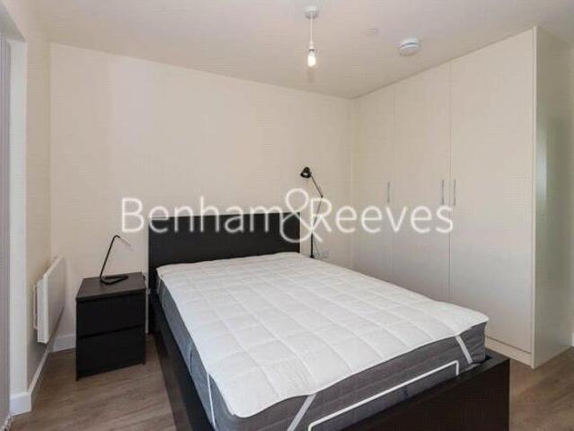 Studio apartment for rent in Beaufort Square, London, NW9