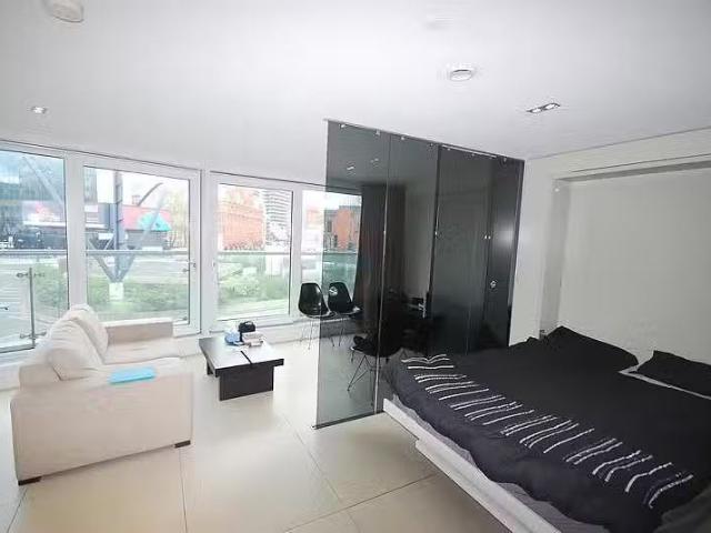 Studio apartment for rent in Bezier Apartments, City Road, Old.