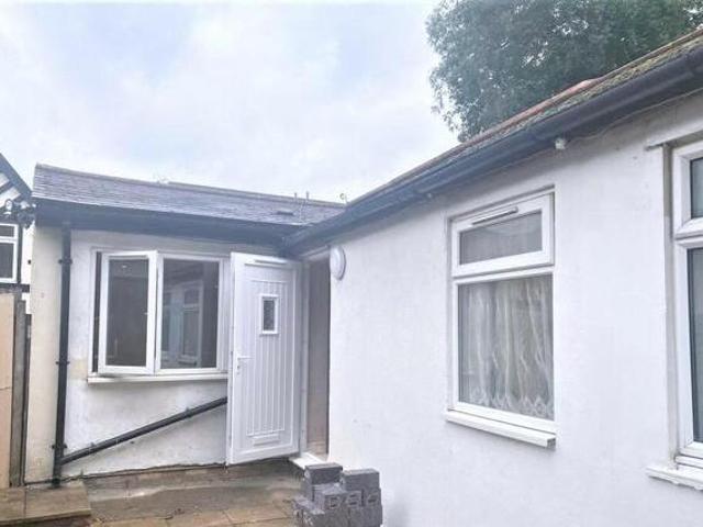 Studio Apartment For Rent In Bound Green, London