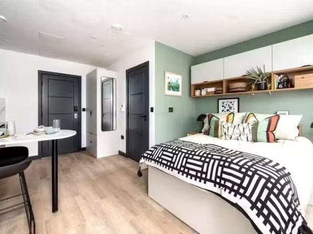 Studio apartment for rent in Charlotte Street, City Centre, BS.