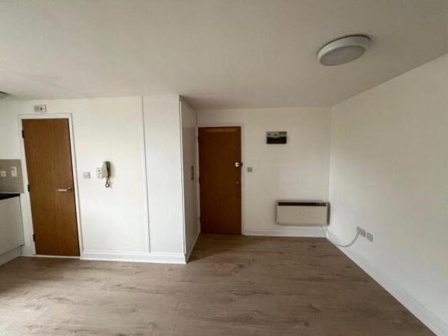 Studio apartment for rent in Cricklewood Broadway, Cricklewood, London, NW2