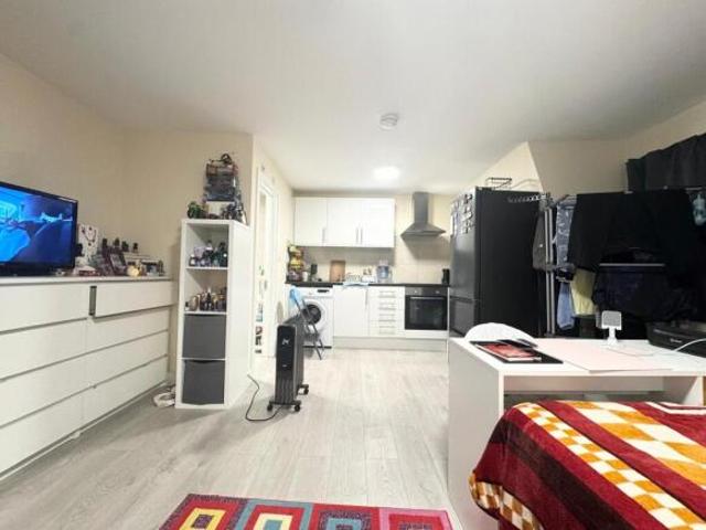 Studio apartment for rent in Dalton Street, SE27
