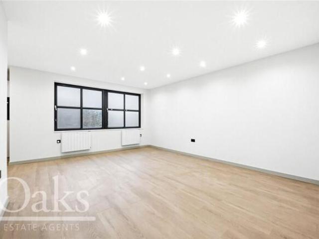 Studio apartment for rent in Dingwall Road, East Croydon, CR0