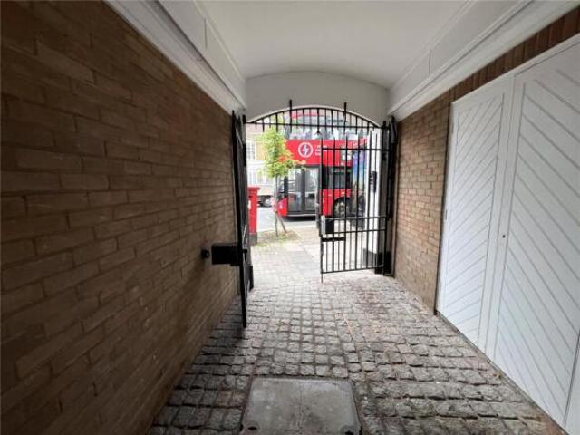 Studio apartment for rent in High Street Wimbledon, London, SW19
