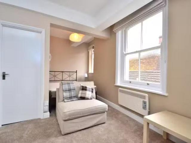 Studio apartment for rent in King Street, Saffron Walden, Esin.