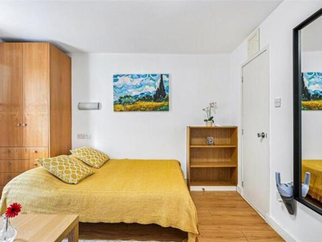 Studio apartment for rent in Penywern Road, London, SW5