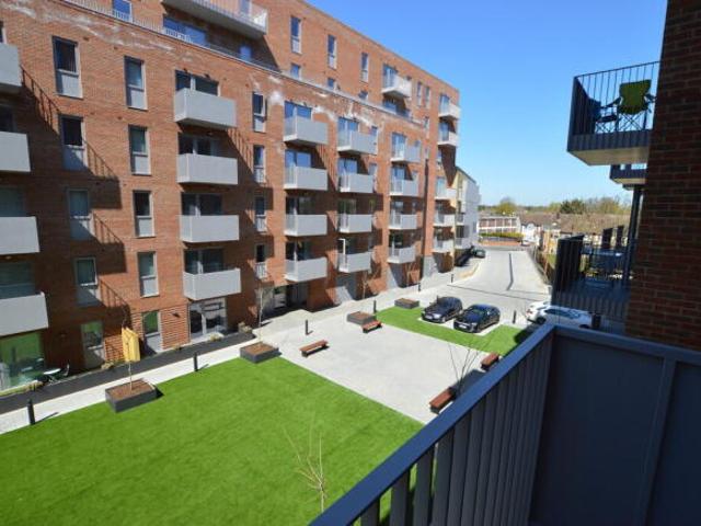 Studio apartment for rent in, Petersfield Avenue, SL2