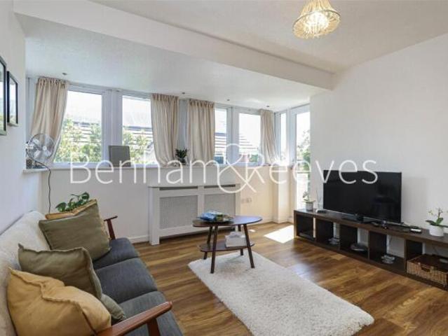 Studio apartment for rent in Pier Way, London, SE28
