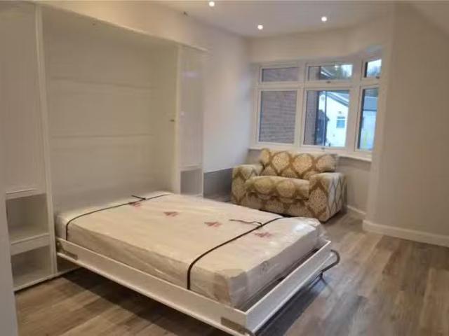 Studio apartment for rent in Whytecliffe Road South, Purley, S.