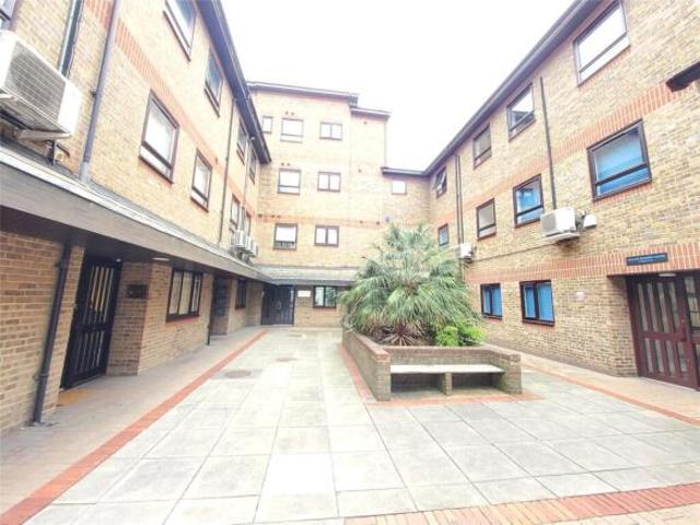 Studio apartment for rent in 6 Holgate Court, Western Road, Romford, RM1