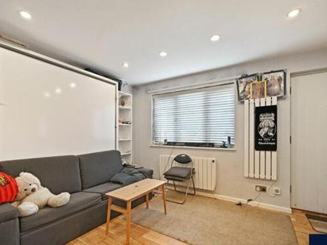 Studio Apartment For Sale In Acton, London