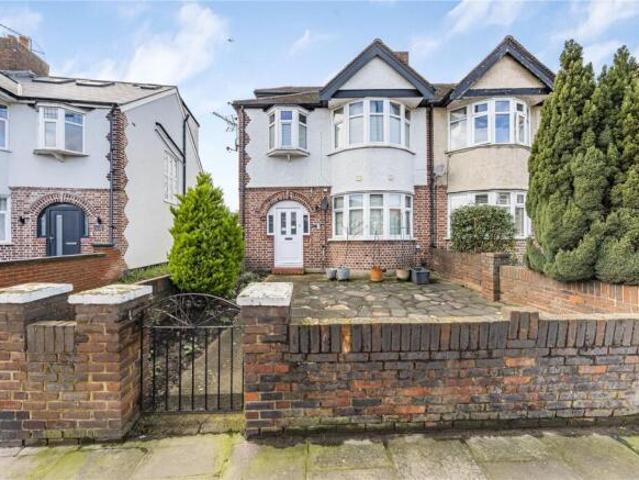 Studio apartment for sale in Stanley Road, Teddington, TW11