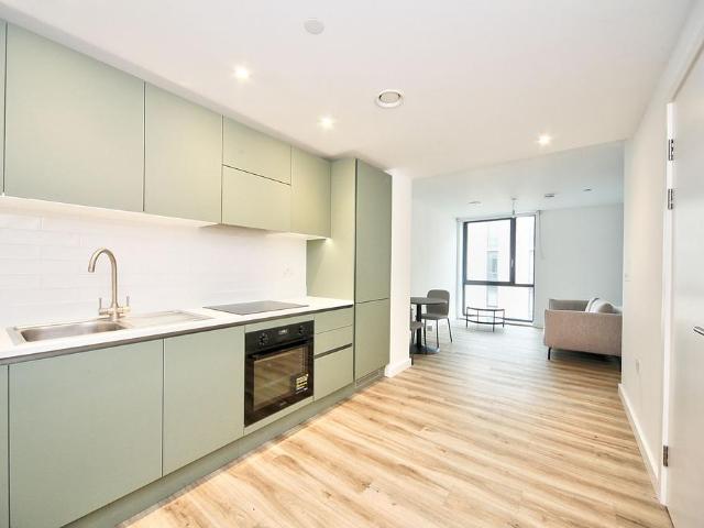 Studio Apartment in Viva Court. Studio to rent £1,050 pcm £242 pw