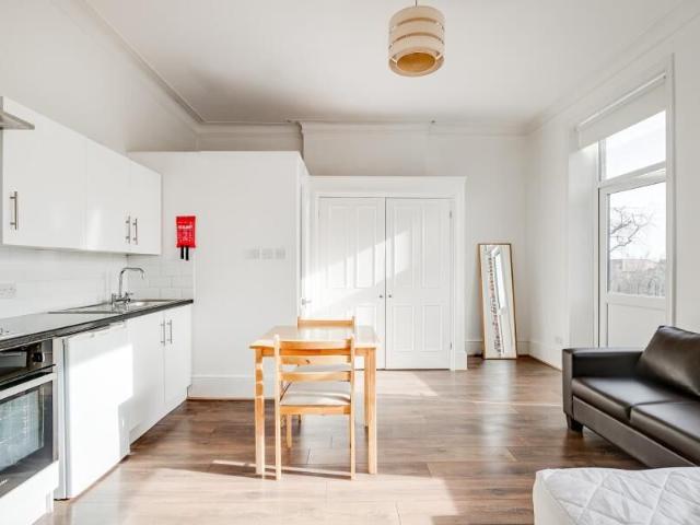 Studio Apartment To Let