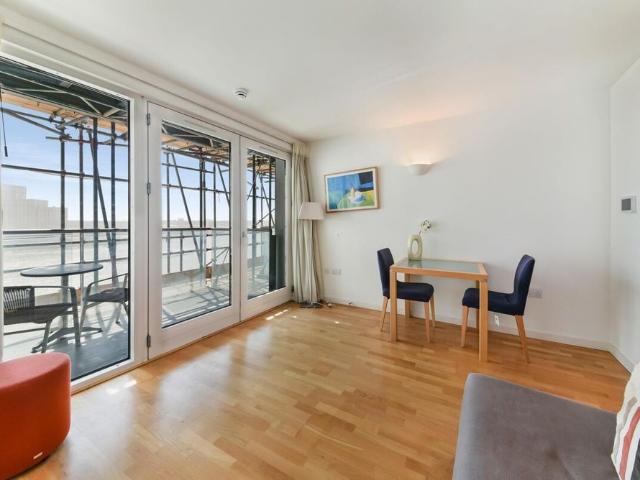 Studio apartment to rent in New Providence Wharf, E14