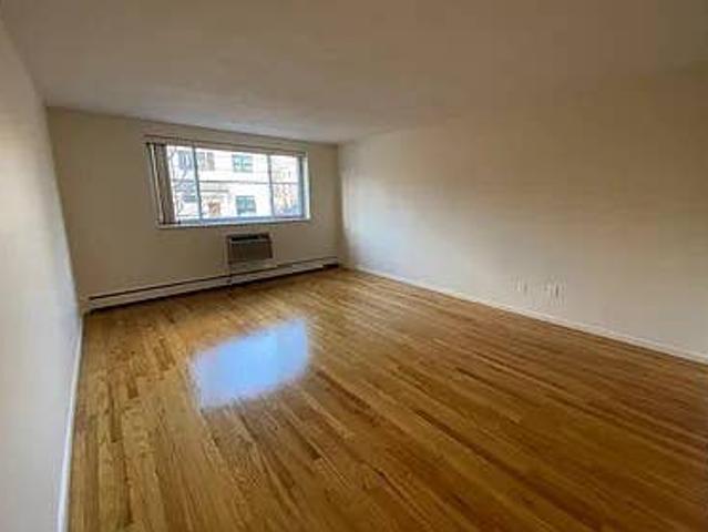 Studio apartment / 81 Green St
