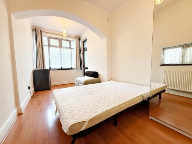 Studio Available in Isleworth nr Osterley Station