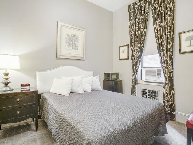 Studio Basic & Ensuite Bath Midtown East