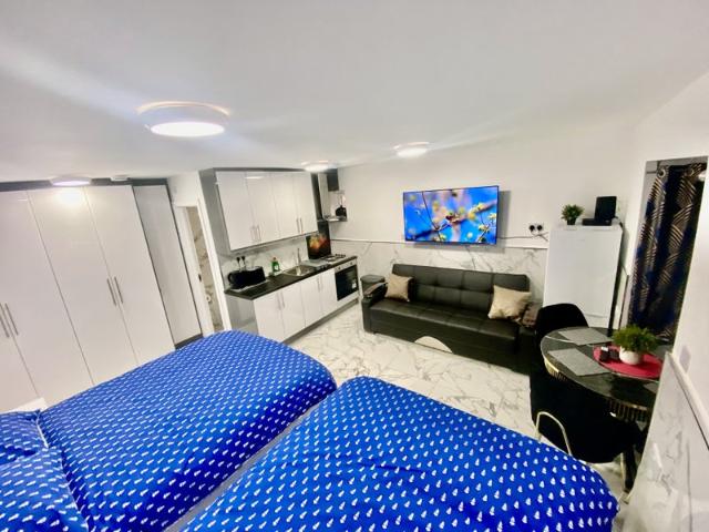 Studio by London Heathrow UB33Pf