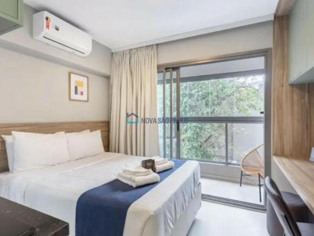 Studio de 27m² com sacada, 1 vaga e mobiliado
