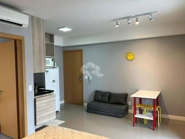 Studio de 37m² em Pinheiros mobiliado com vaga na garagem