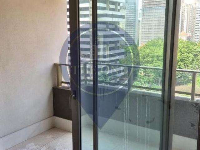 Studio de Luxo à Venda em Moema, São Paulo SP: 1 Quarto, 2 Salas, 1 Banheiro, 28m² de Pura Elegância