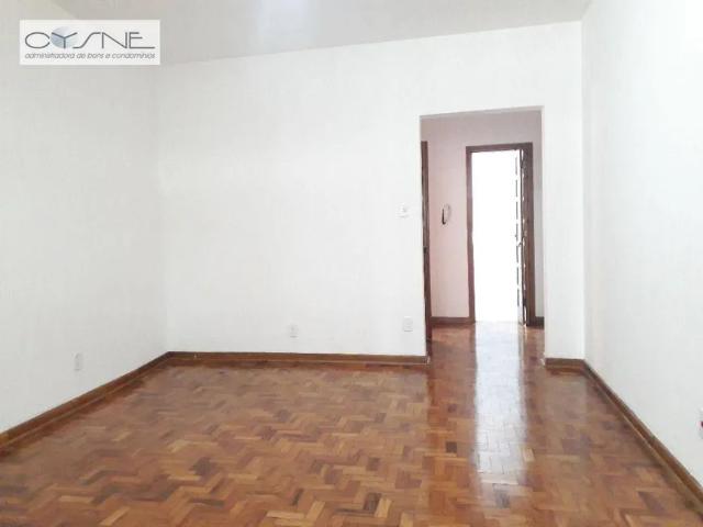Studio divido em sala e quarto e com cozinha separada e próximo ao Metrô Anhangabaú