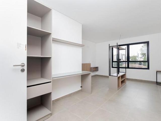 Studio espaçoso e semimobiliado no Cristo Rei