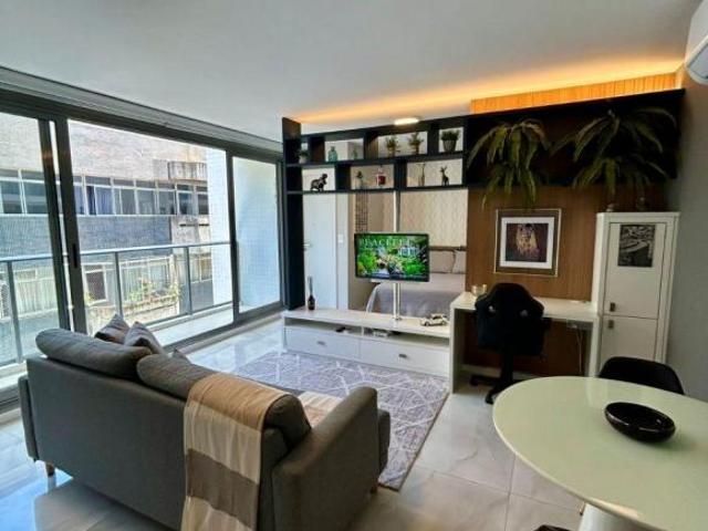 Studio exclusivo no Edifício Vila Real, finamente decorado, à venda no Alto da XV – Porteira Fechad