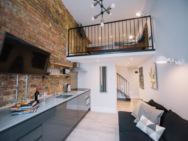 studio for rent at 25 Linden Gardens, London W2 4HH