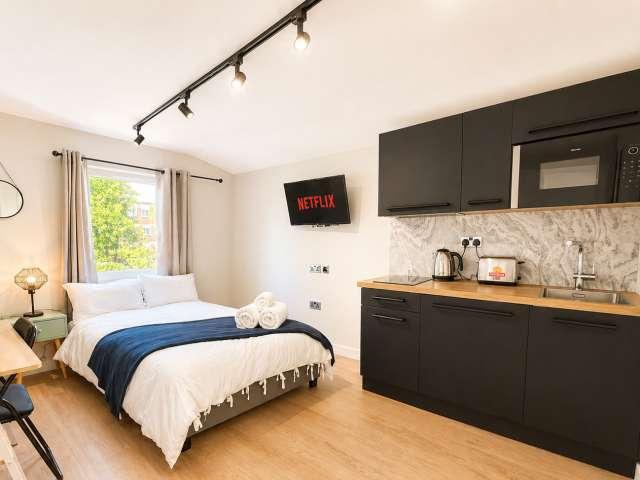 Studio for rent, Hounslow Heath, London