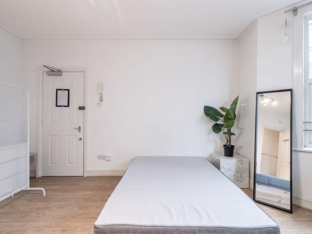 studio for rent in 59 Talgarth Road West Kensington London