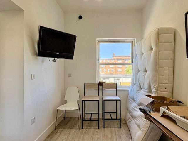 Studio to rent on Camden Road, London
