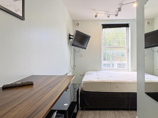 Studio to rent on Camden Road, London