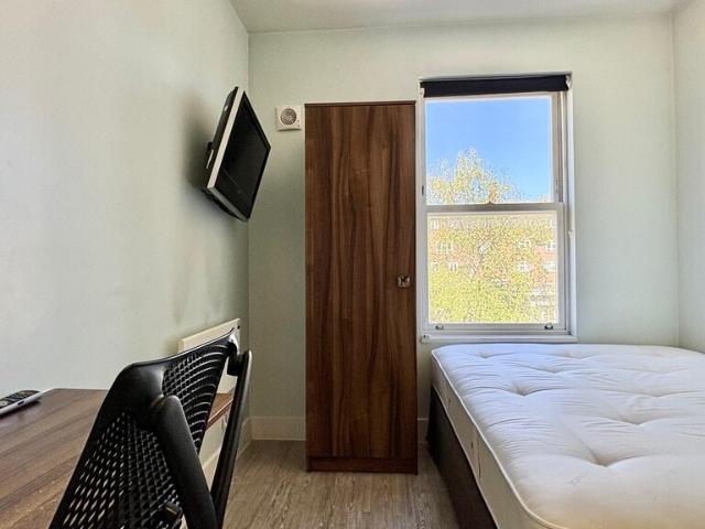 Studio to rent on Camden Road, London