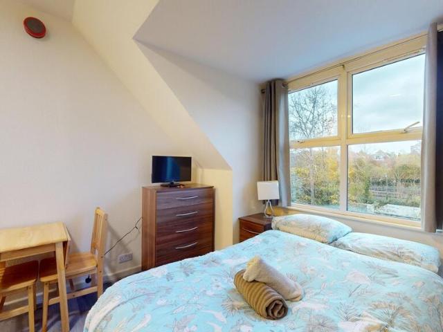 Studio to rent on Chatsworth Road, London