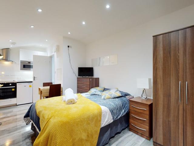 Studio to rent on Chatsworth Road, London