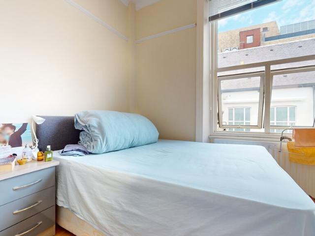 Studio to rent on Cheniston Gardens, London