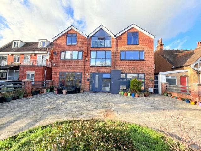 studio for rent in Cranbrook Road, IG6 1JD