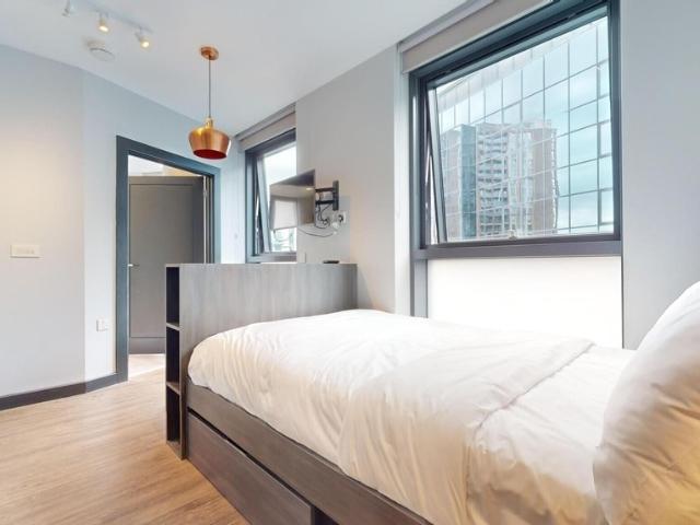 Studio to rent on Crossharbour Plaza, London