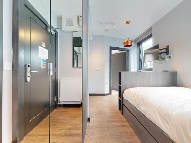Studio to rent on Crossharbour Plaza, London