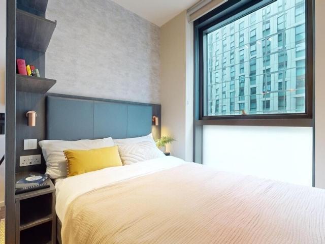 Studio to rent on Crossharbour Plaza, London