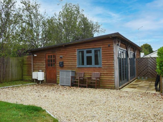 studio for rent in Abingdon Road, Burcot