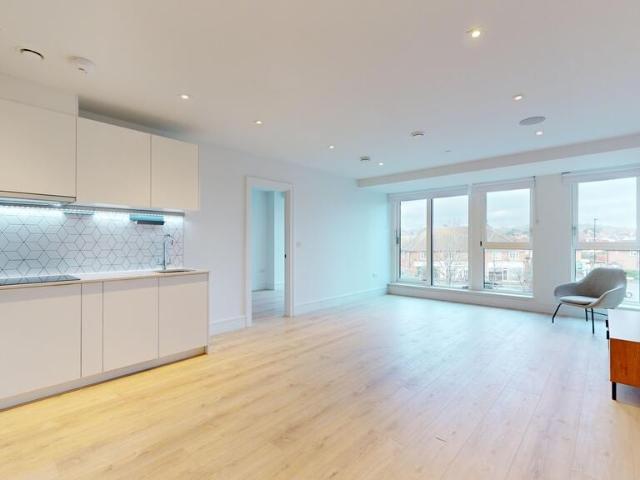 2 bedroom flat to rent on Beverley Way, London